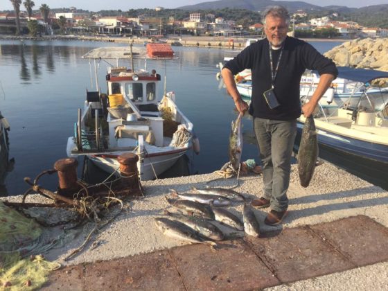 Γέμισε ο... τόπος λαγοκέφαλους! Το θέαμα του ψαρά στη Φοινικούντα (pics ...