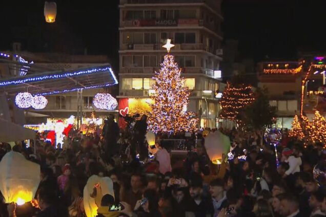 Σε ένα όμορφο σκηνικό η Τρίπολη φωταγώγησε το δέντρο της (video) - BEST ...