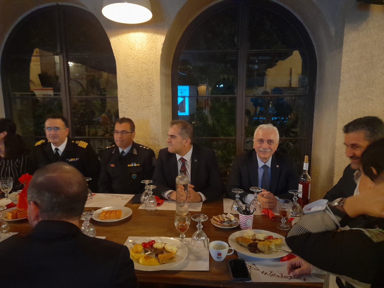 Ο πρόεδρος του Ε.Ε.Σ. Dr. Αντώνιος Αυγερινός στην κοπή της ...