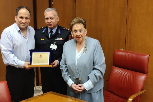 Τιμητική πλακέτα στην καπνοβιομηχανία Καρέλια για τη δωρεά της στο ...