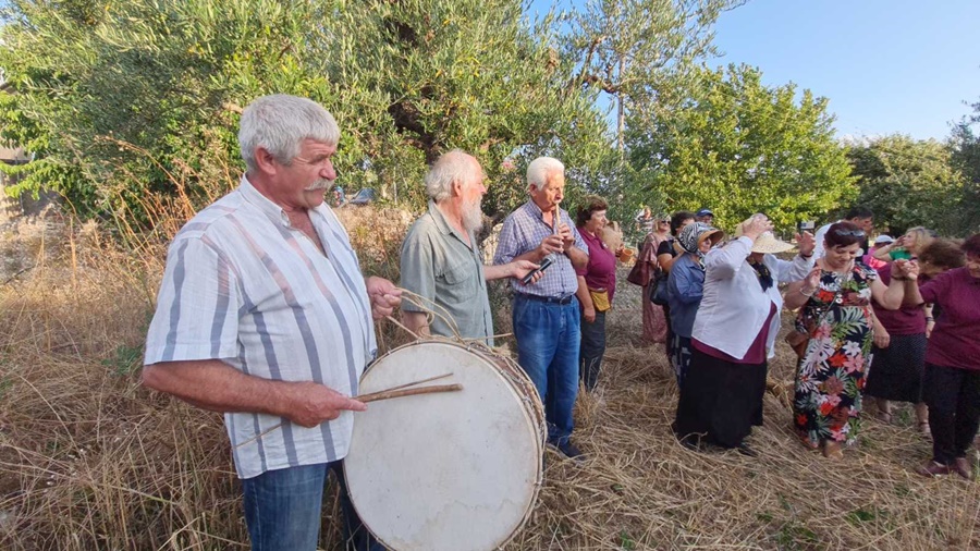 Θέρισμα και αλώνισμα στο Νερόμυλο Μεσσηνίας- Τηρήθηκε και φέτος το ...