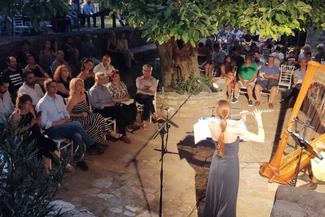 Παραδοσιακές μουσικές με φλάουτο και άρπα στον αύλειο χώρο του ...