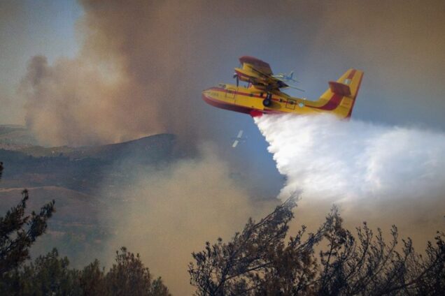 Τα Canadair που σκίζουν τους αιθέρες, σβήνουν φωτιές και σώζουν ζωές ...