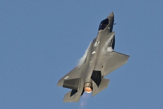 11η Athens Flying Week: Έκοψε την ανάσα το F-35 που πέταξε στον αττικό ...