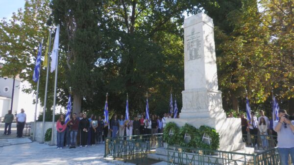 Τρίπολη: Κατάθεση στεφάνων από μαθητές σχολείων και αφιέρωμα στην 28η ...
