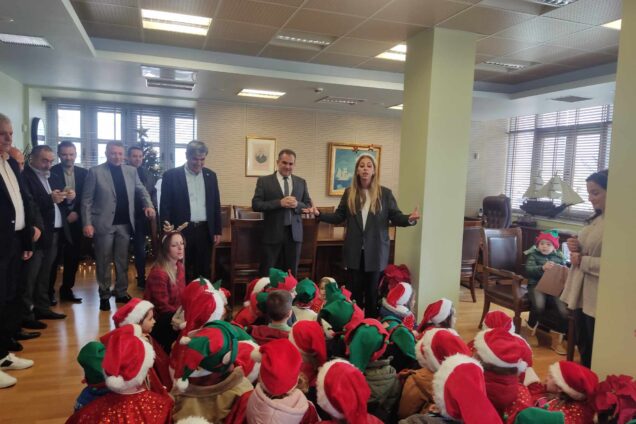 Κάλαντα Χριστουγέννων και ευχές στον Δήμαρχο Καλαμάτας από μαθητές ...