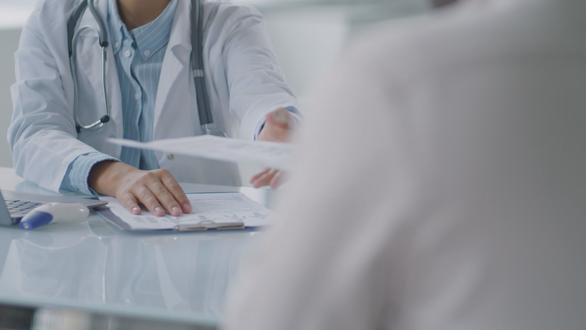 ΕΛΣΤΑΤ: Η Ελλάδα διαθέτει 68.469 γιατρούς, 13.904 οδοντιάτρους και 10. ...
