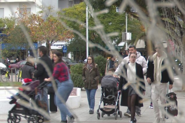 Κορυφώνεται η κίνηση στην αγορά για τα ψώνια της Καλαμάτας (video ...