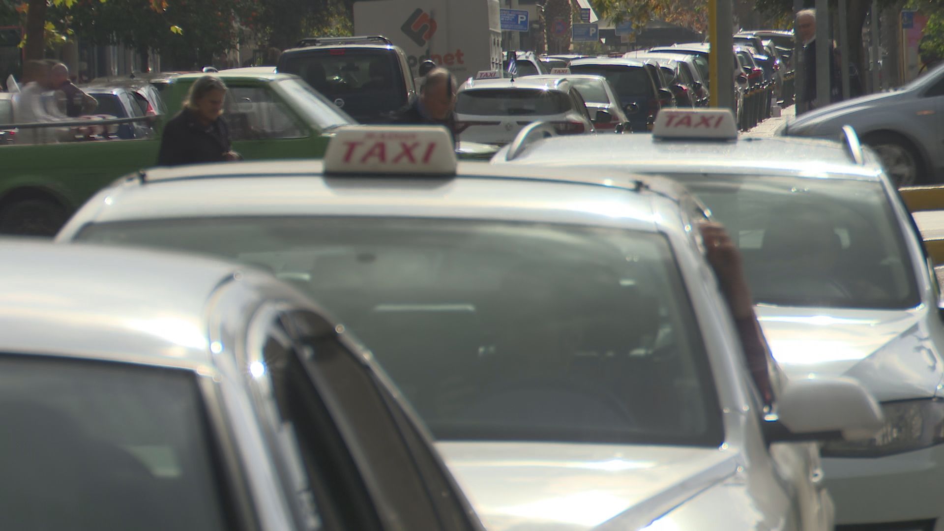 Υποχρεωτικά πλέον τα POS και στα ταξί - Πως αντιμετωπίζουν το μέτρο οι ...