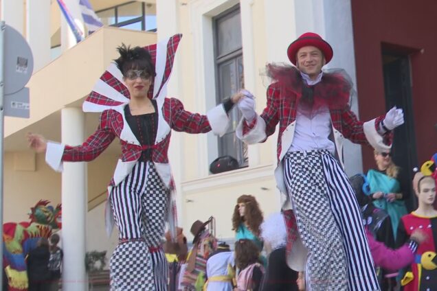 Καλαμάτα σε ρυθμούς καρναβαλικούς - Παραδοσιακό γαϊτανάκι και θεατρικό ...