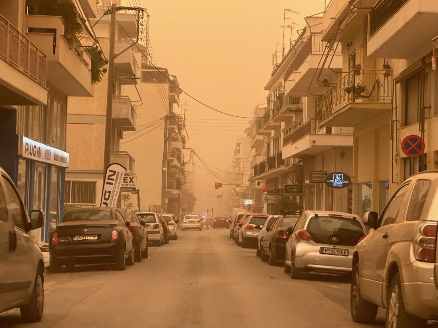 Η αφρικανική σκόνη «πνίγει» την Καλαμάτα - Απόκοσμες εικόνες - BEST TV ...