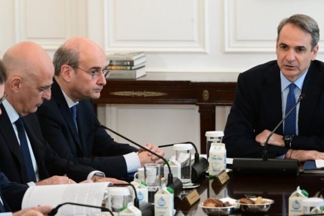 Ομολογία Μητσοτάκη στο υπουργικό: Οι αριθμοί ευημερούν, αλλά οι ...