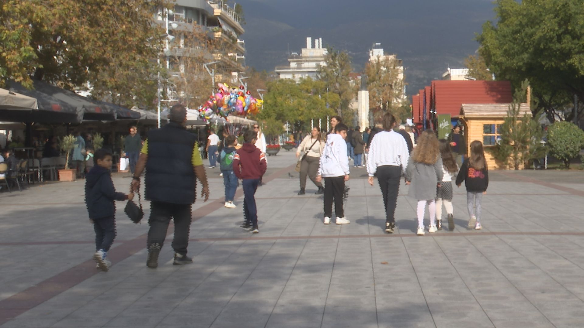 Πρεμιέρα έκανε το εορταστικό ωράριο - Ανοιχτά τα καταστήματα και τις ...