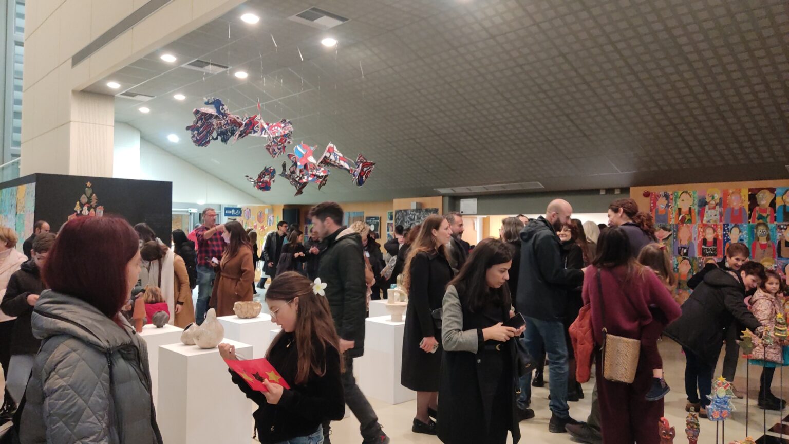 Εγκαινιάστηκε η Χριστουγεννιάτικη έκθεση του Εικαστικού Τομέα της Κ.Ε ...