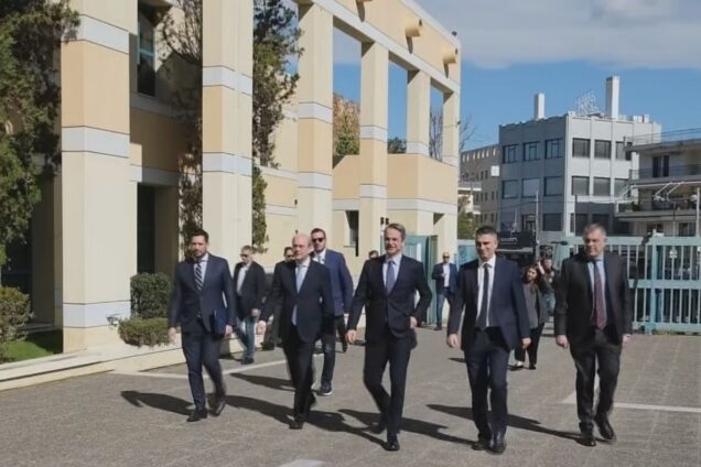 Σύσκεψη παρουσία Μητσοτάκη στο Υπουργείο Υποδομών και Μεταφορών (video ...
