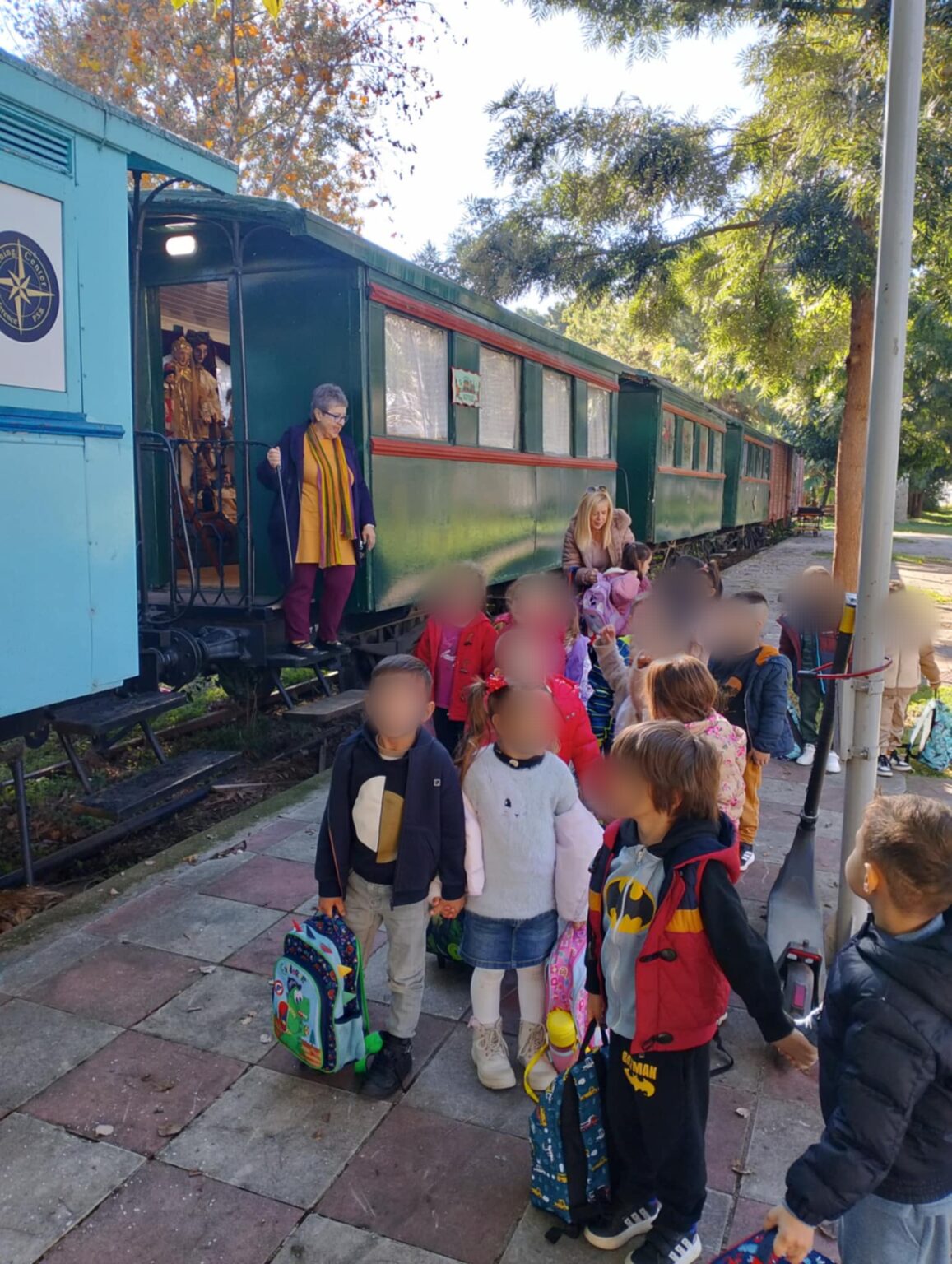 Η πρώτη επίσκεψη μαθητών στο «τρένο με τις κούκλες» της Πειραματικής ...